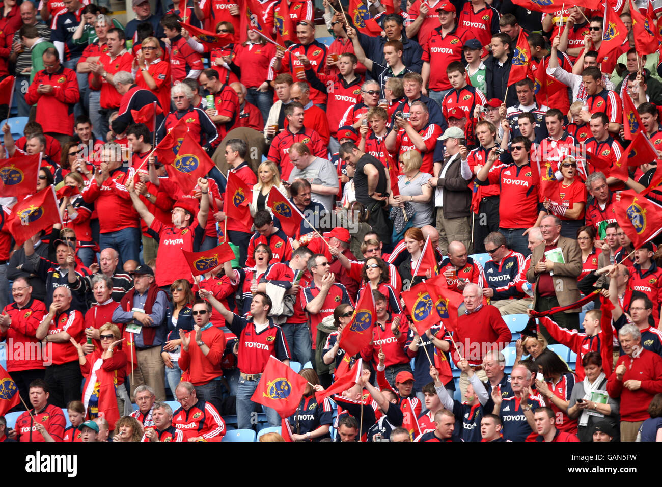 Munster fans show their colours in the stands hi-res stock photography ...