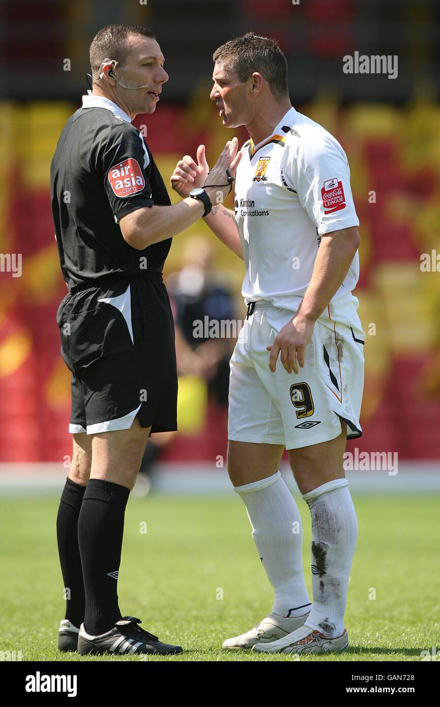 Referee Kevin Friend and Hull City's Dean Windass have words Stock ...
