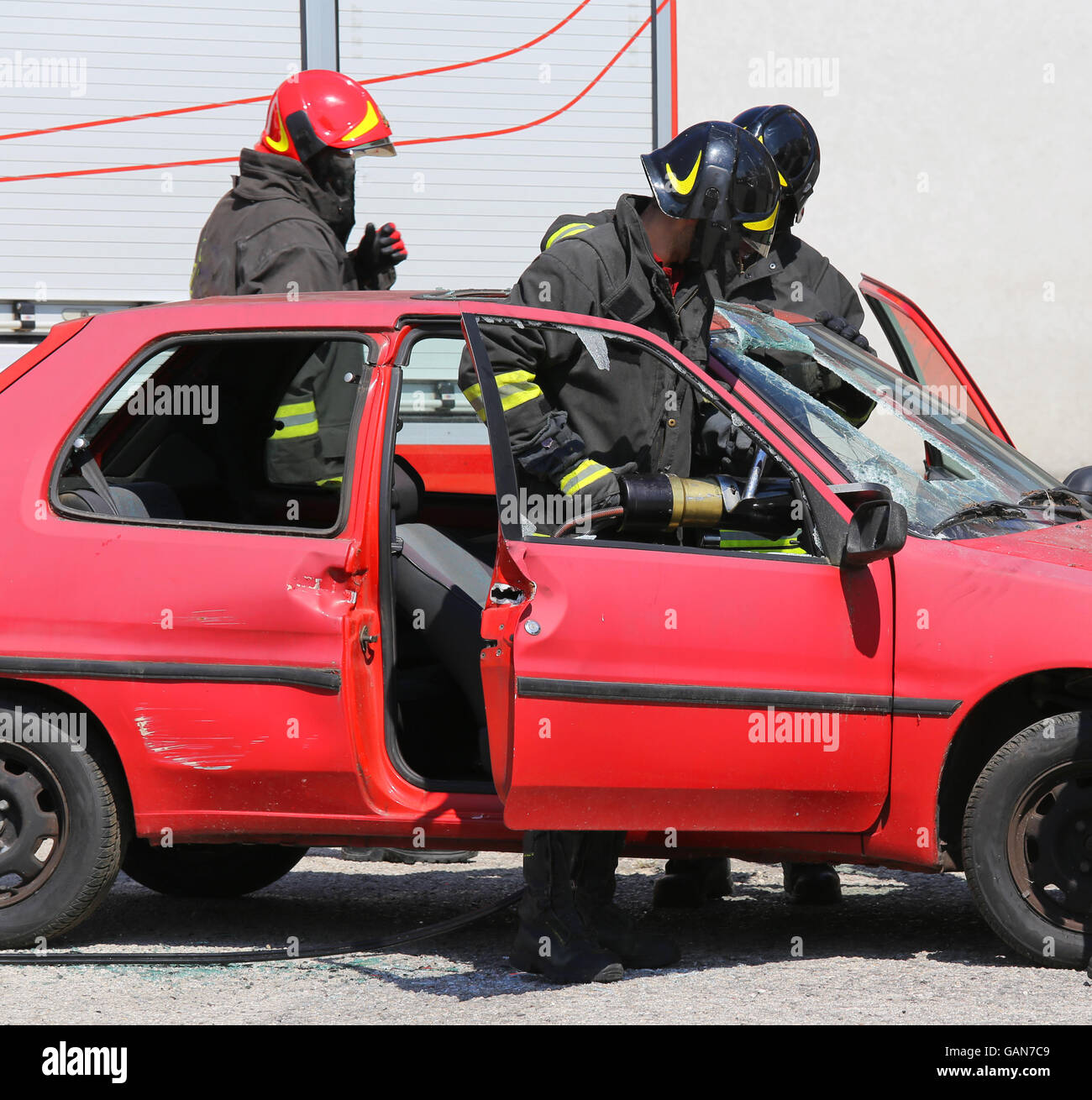 many firefighters with pneumatic shears to the rescue after the car ...