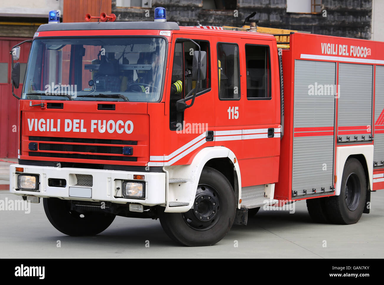 fire engine pulled up in front of the blazing building Stock Photo - Alamy