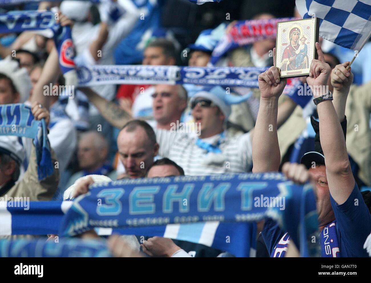 Fc zenit saint petersburg fans hi-res stock photography and images - Alamy