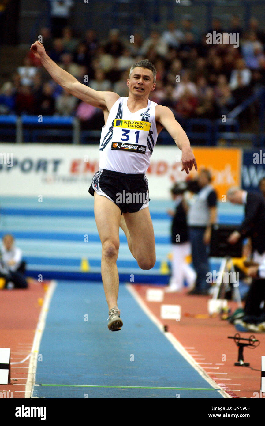 Jonathan Edwards on his way to winning the triple jump Stock Photo - Alamy