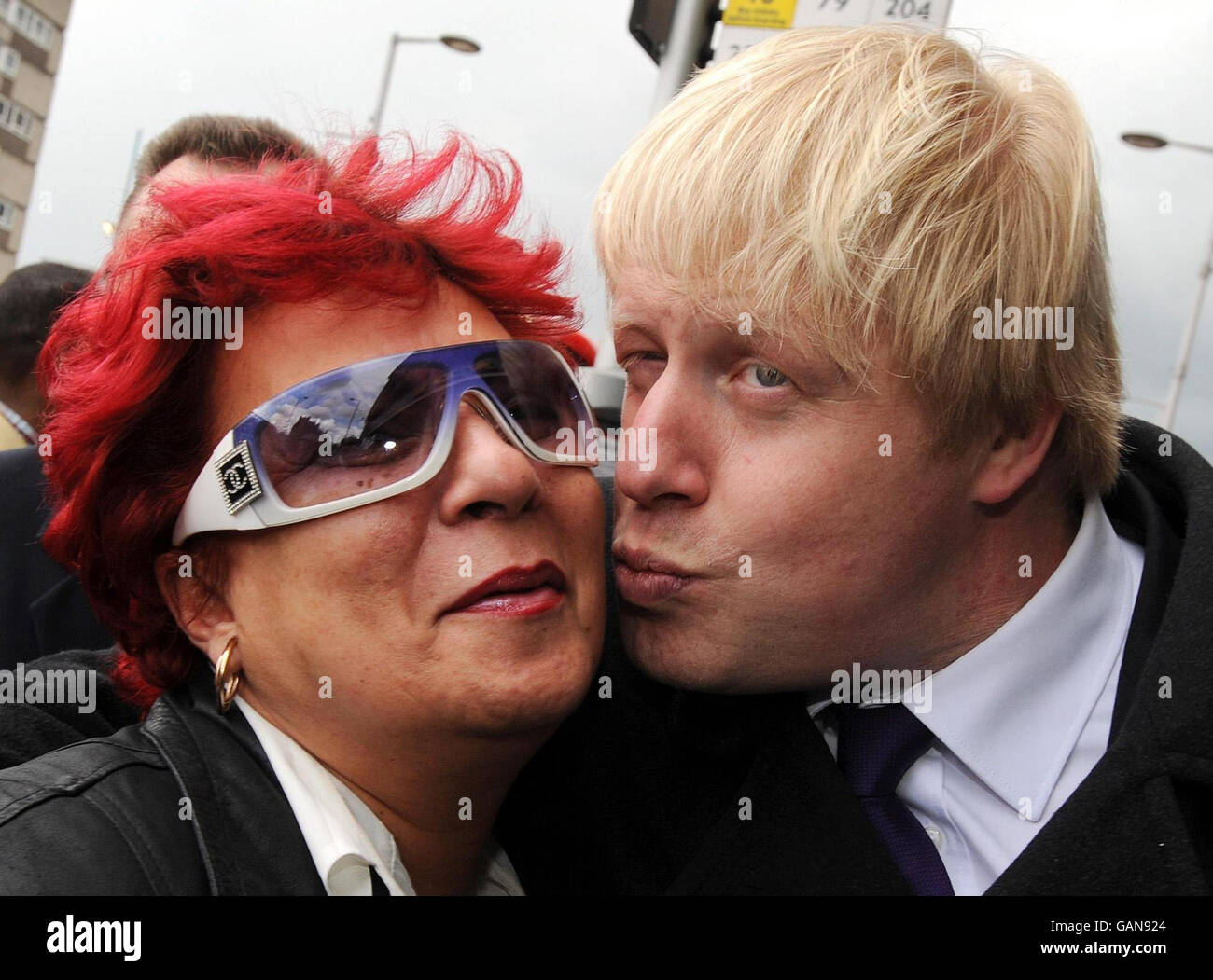 Boris johnson kissing hi-res stock photography and images - Alamy