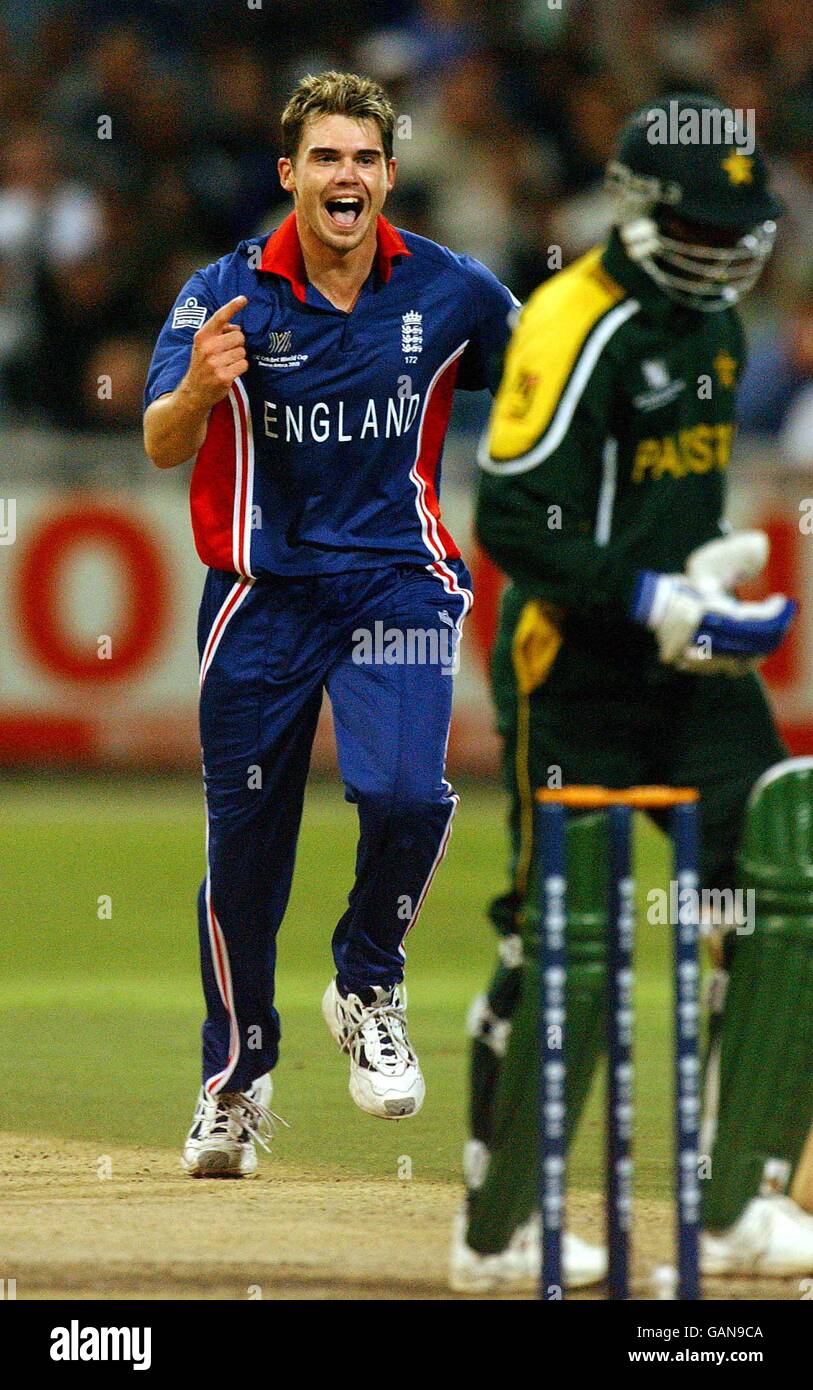 Englands james anderson celebrates his wicket of pakistan hi-res stock ...
