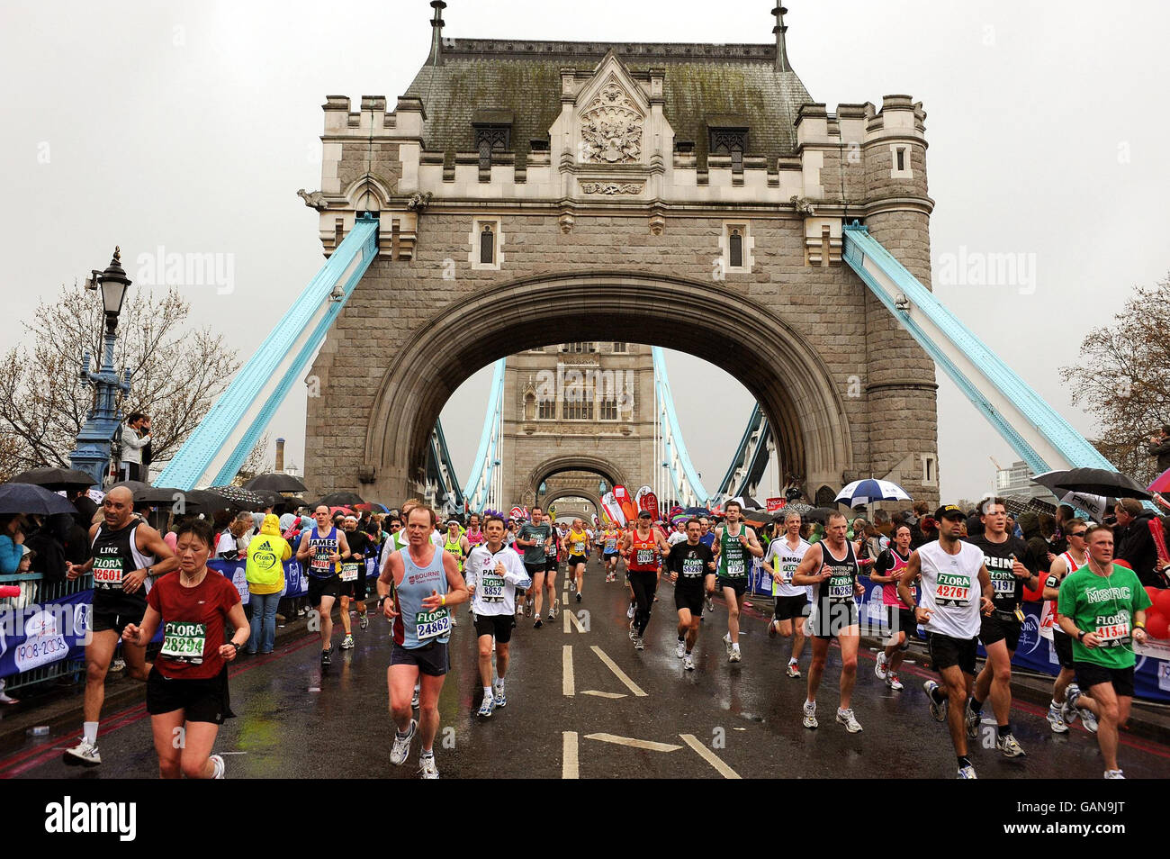 Runners cross Tower Bridge during the London Marathon 2008 Stock Photo ...