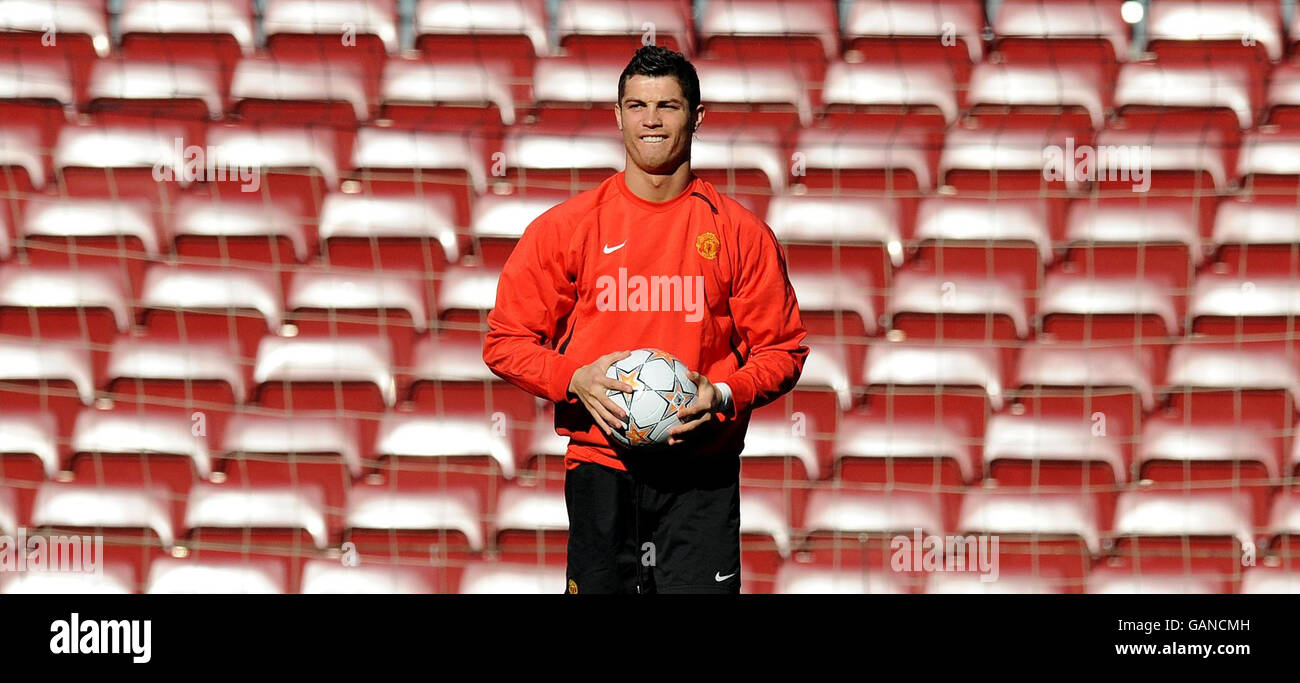 Manchester uniteds cristiano ronaldo training session camp nou hi-res ...