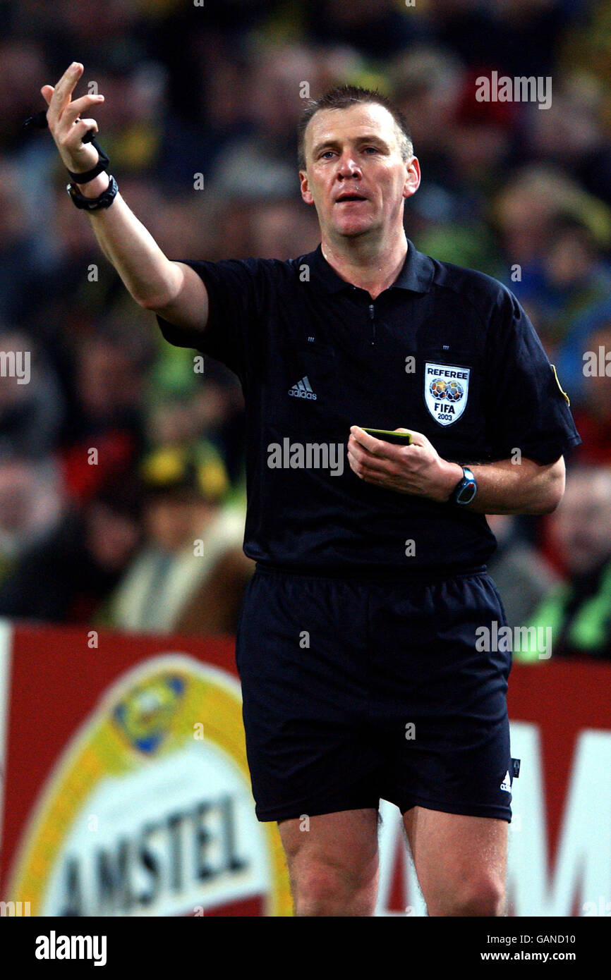 Graham poll referee hi-res stock photography and images - Alamy