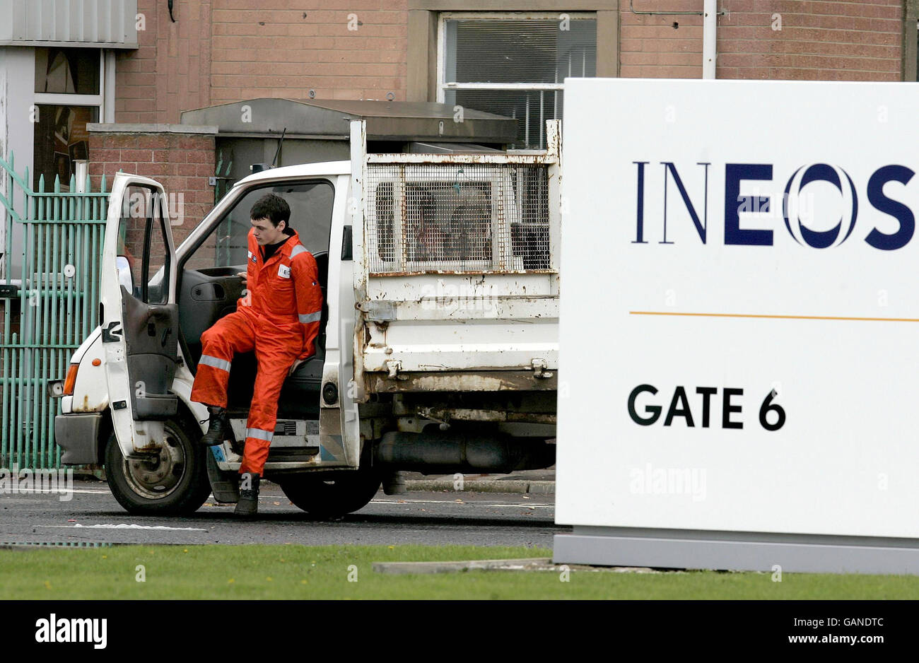 Workers at the INEOS refinery at Grangemouth, Scotland Stock Photo - Alamy