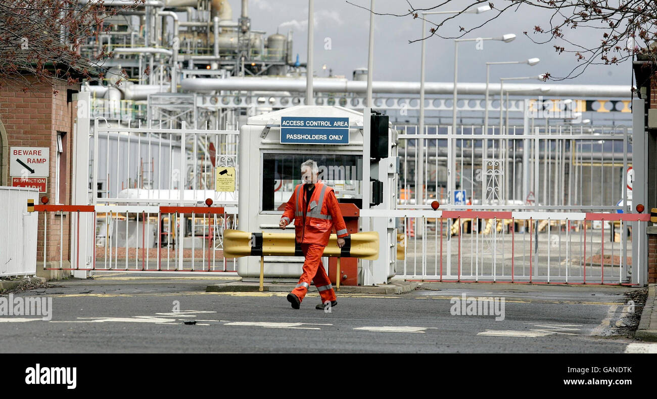 Oil refinery strike. Workers at the INEOS refinery at Grangemouth ...
