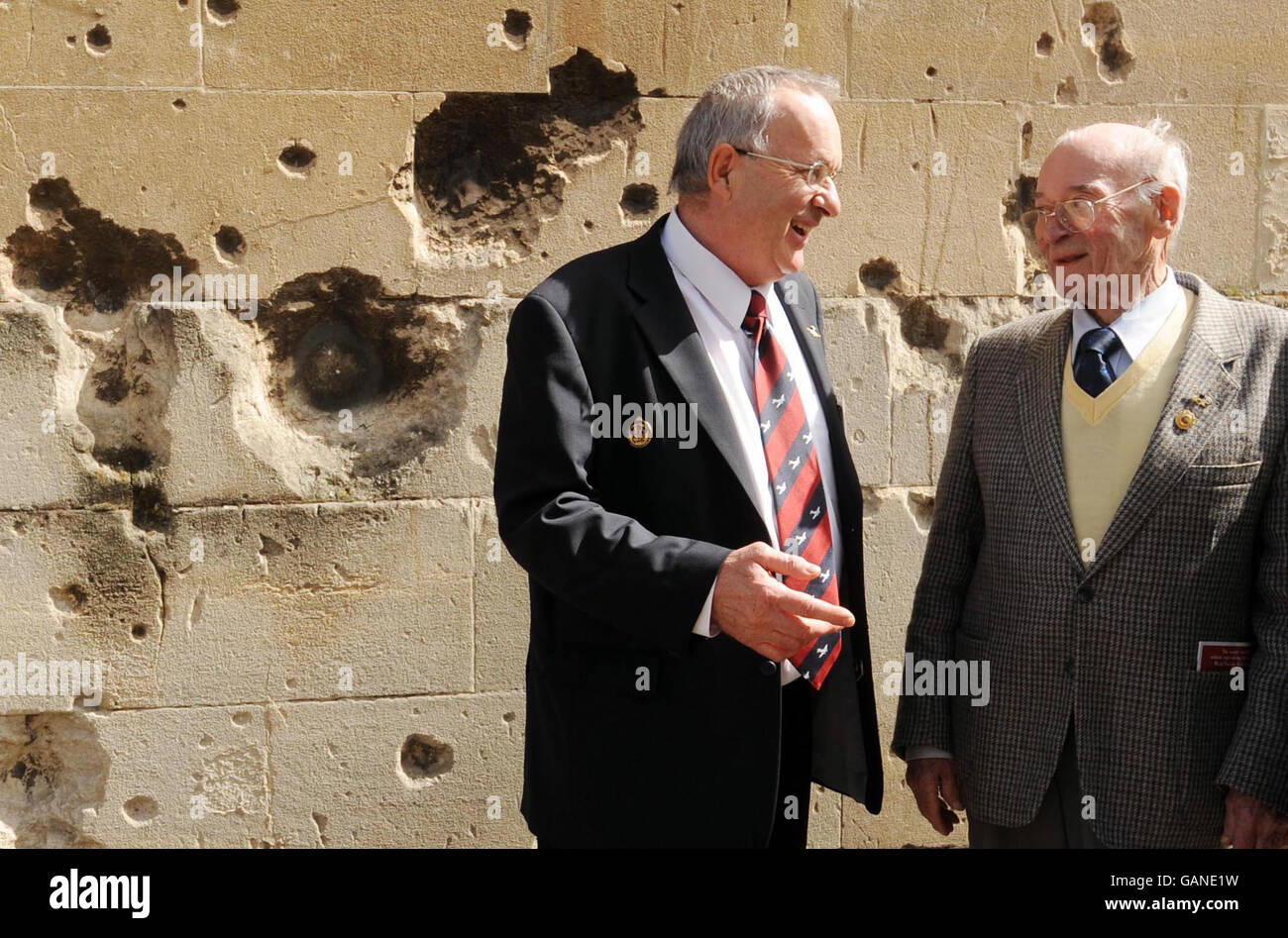 Luftwaffe pilot Willi Schludecker (right) talks with Bath blitz service ...
