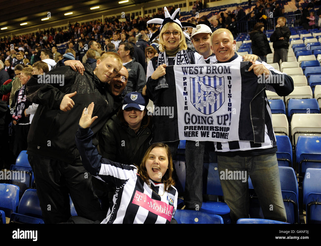 West bromwich albion fans celebrate hi-res stock photography and images ...