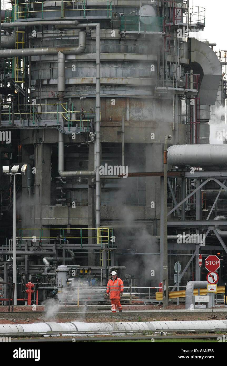 Oil refinery workers strike Stock Photo - Alamy