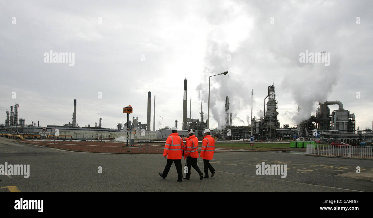 Oil refinery workers strike Stock Photo - Alamy