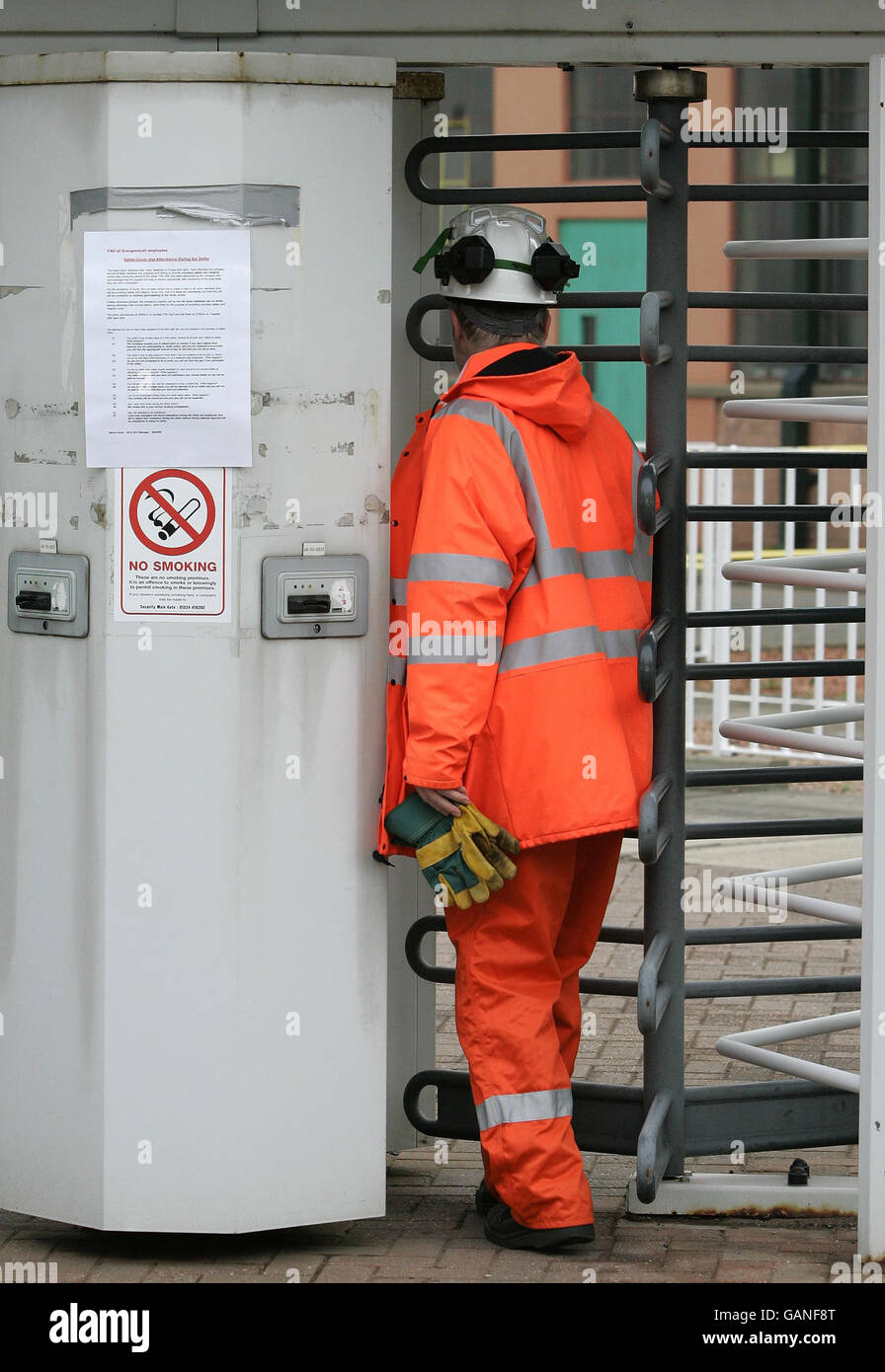 Oil refinery workers strike Stock Photo - Alamy