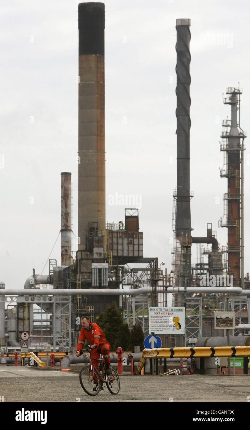 Oil refinery workers strike Stock Photo - Alamy
