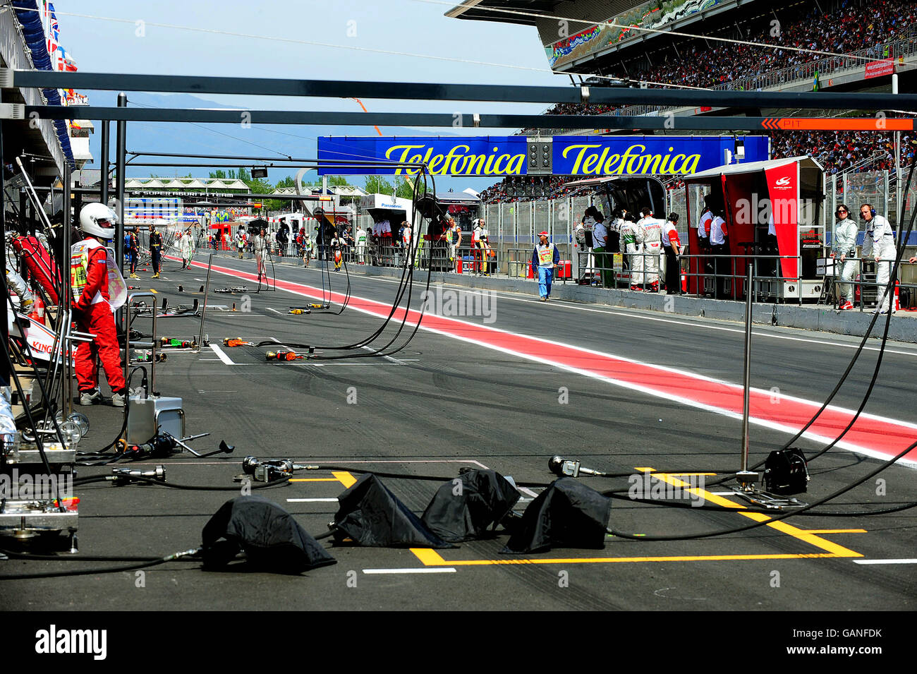 Empty pit lane hi-res stock photography and images - Alamy
