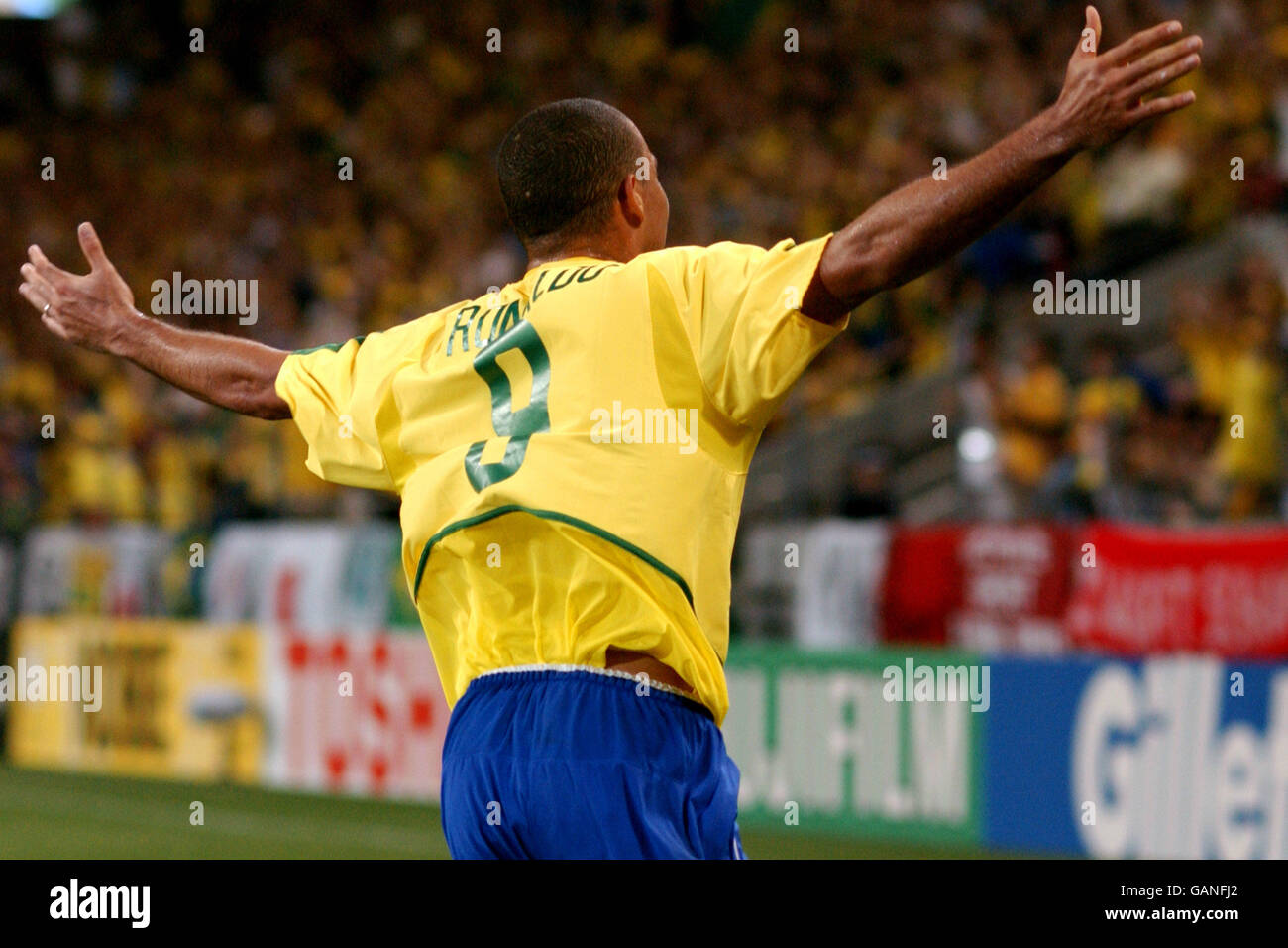 Sport football action fifa world cup 2002 hi-res stock photography and ...