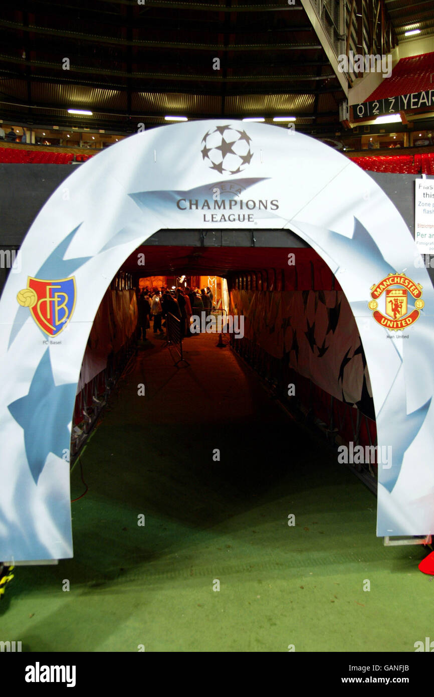 Manchester united tunnel hi-res stock photography and images - Alamy