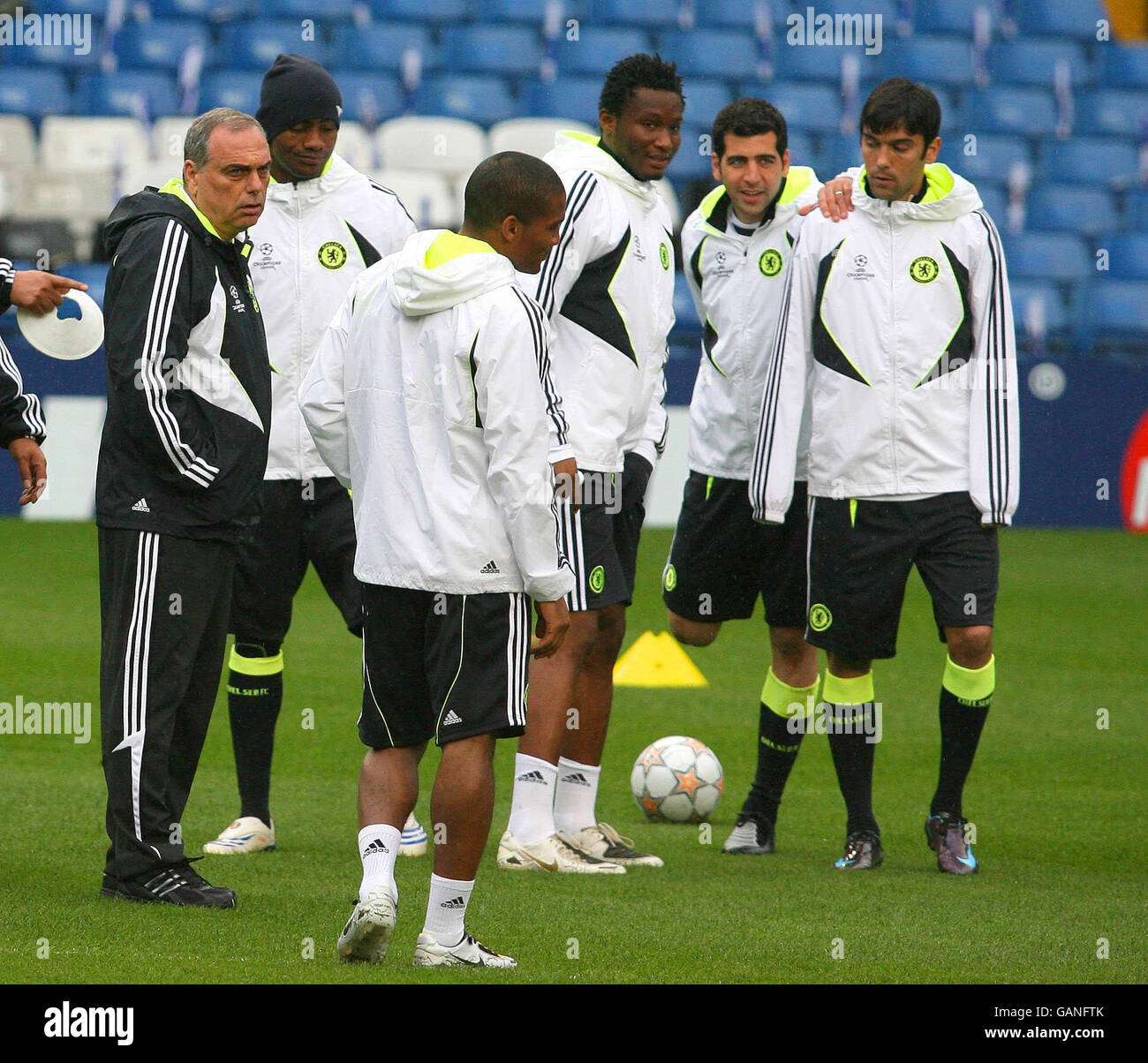 Chelsea players training session stamford bridge hi-res stock ...