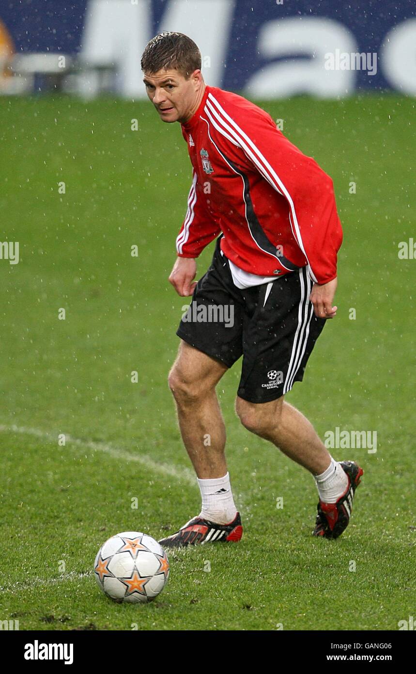 Steven gerrard training hi-res stock photography and images - Alamy