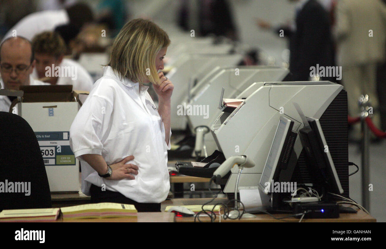 Vote counting machine hi-res stock photography and images - Alamy