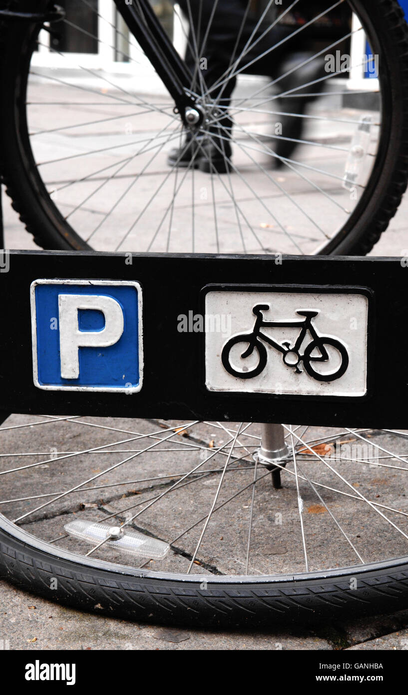 P news logo hi-res stock photography and images - Alamy