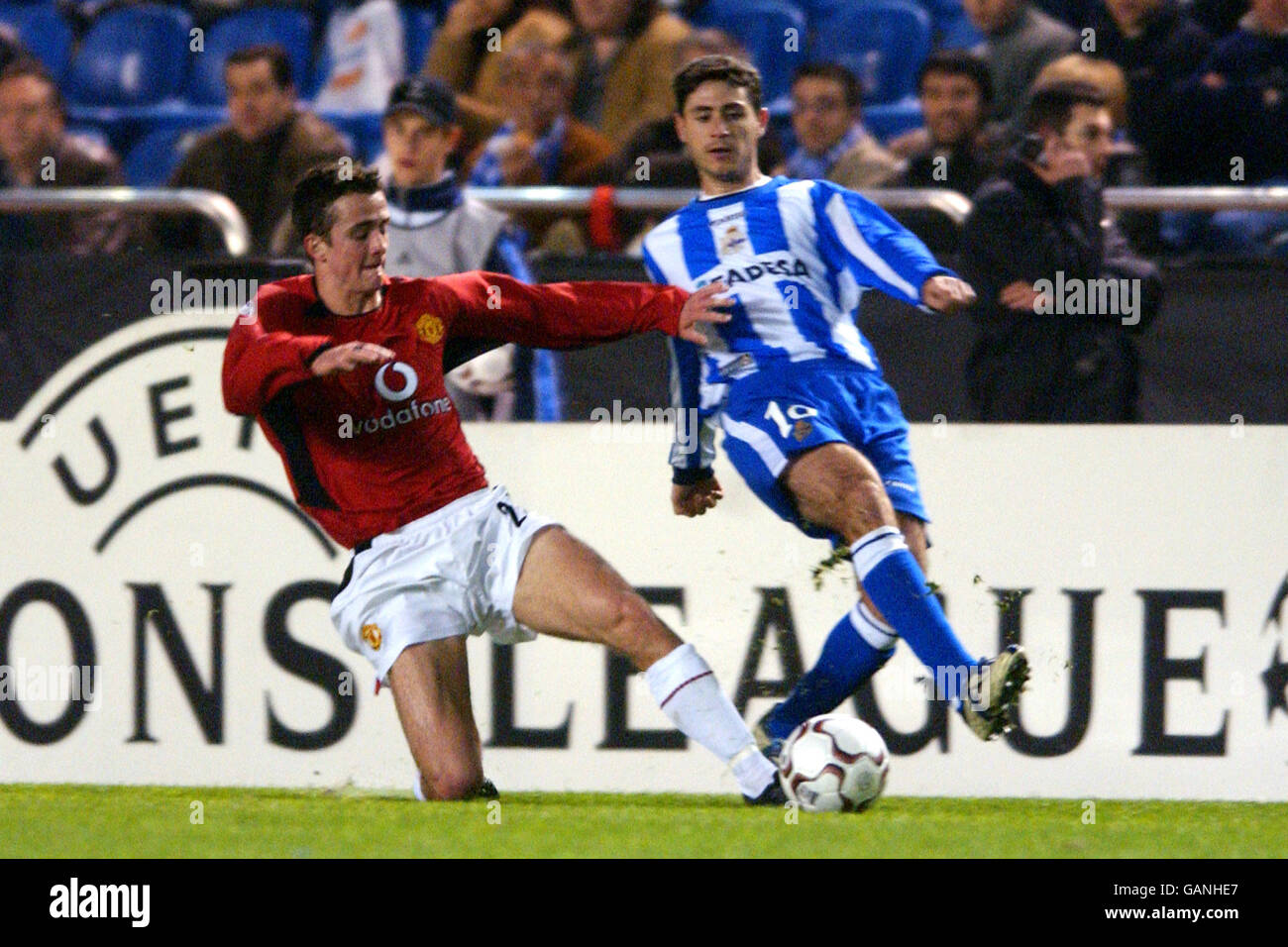 Deportivo La Coruna's Fran and Manchester United's Danny Pugh battle ...