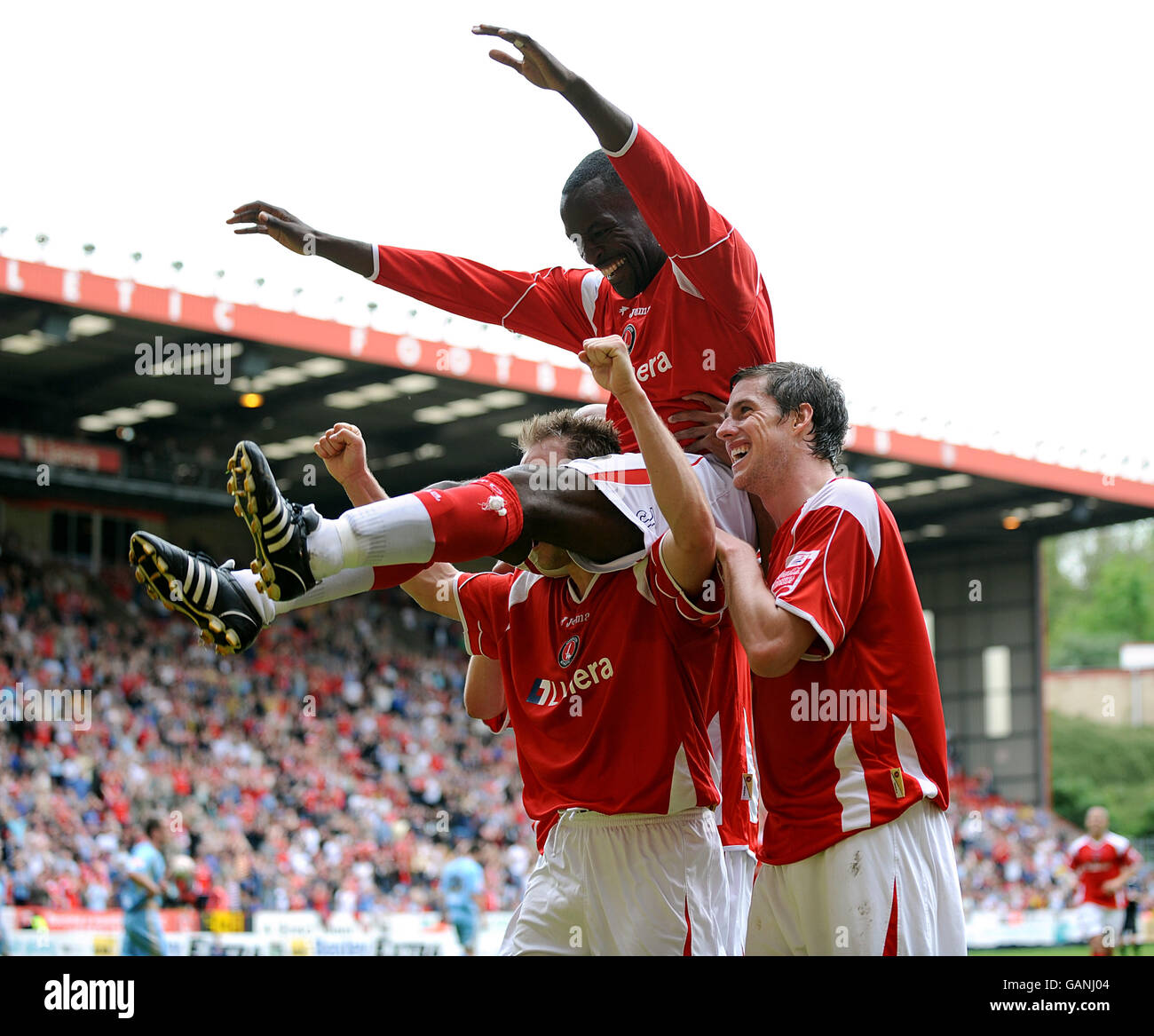 Charlton athletics luke varney celebrates goal hi-res stock photography ...