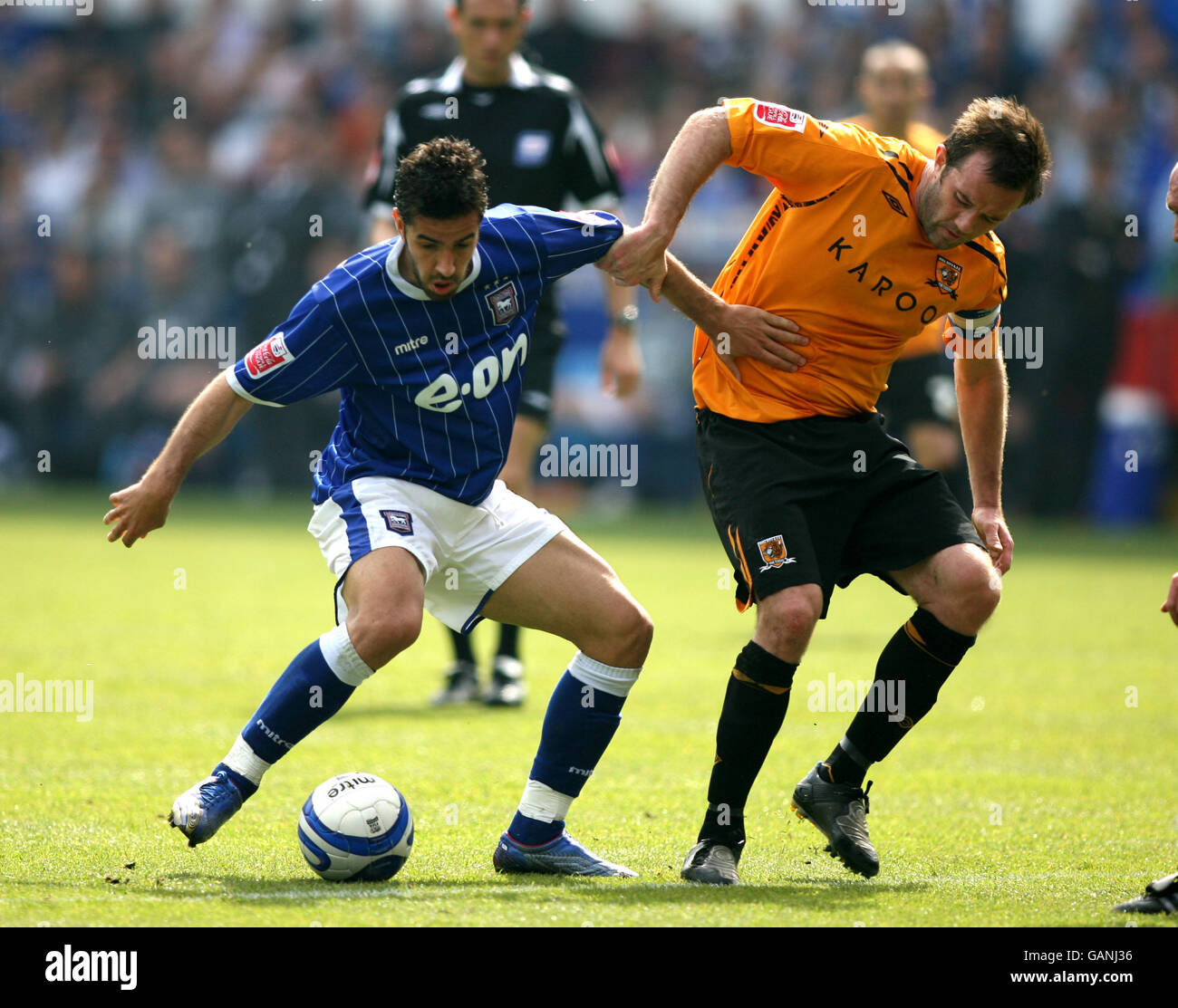 Ipswich Town's Pablo Counago and Hull City's Ian Ashbee Stock Photo - Alamy