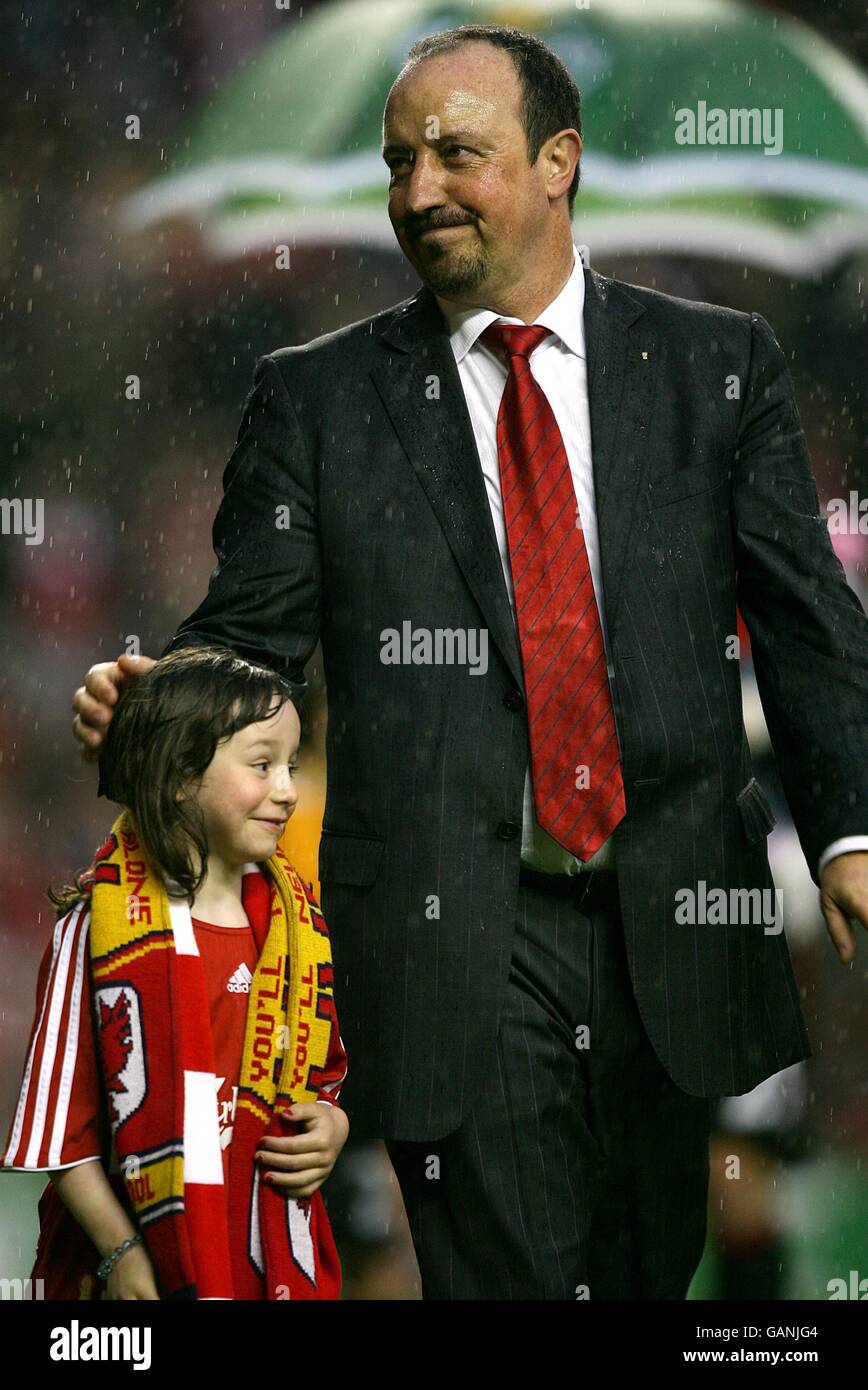 Liverpool manager Rafael Benitez and his daughter during the lap of ...