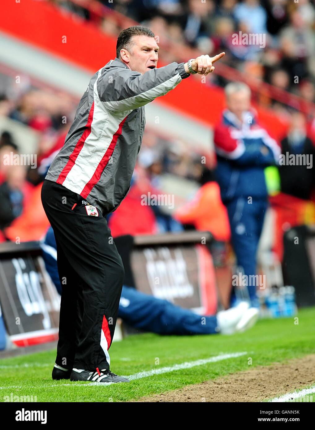Southampton manager Nigel Pearson (l) and Charlton Athletic manager ...