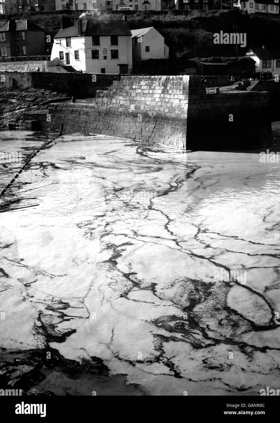Disasters and Accidents - Torrey Canyon Oil Spill - Porthleven ...