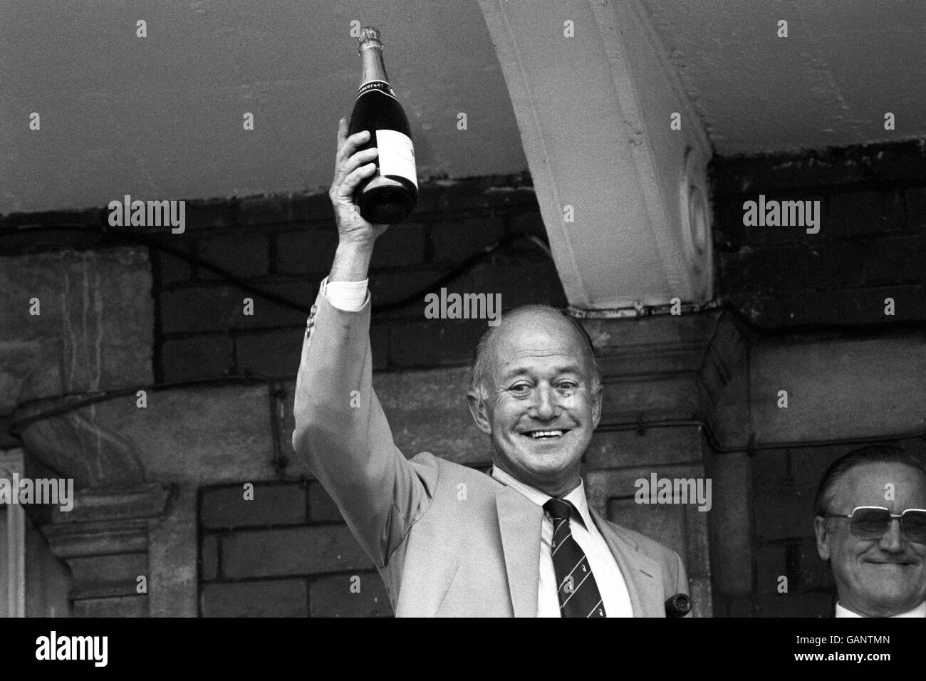 Cricket Commentator Peter West Hi res Stock Photography And Images Alamy cricket-commentator-peter-west-hi-res-stock-photography-and-images-alamy