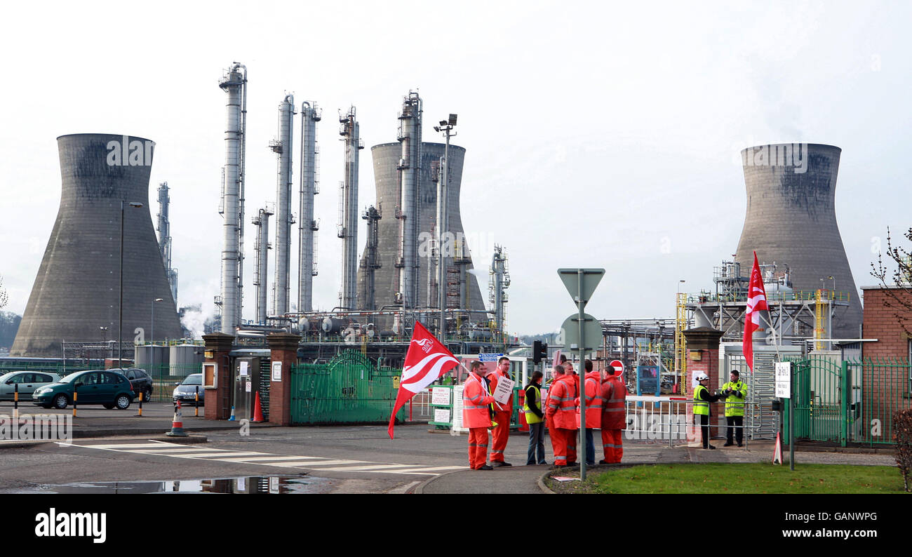 Oil refinery workers strike Stock Photo - Alamy