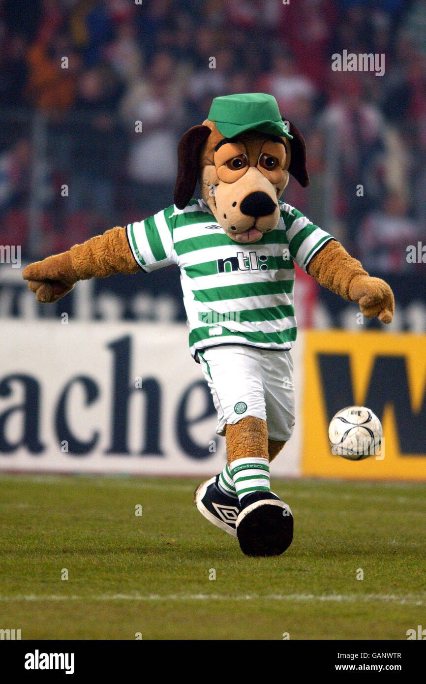 Soccer mascot hi-res stock photography and images - Alamy