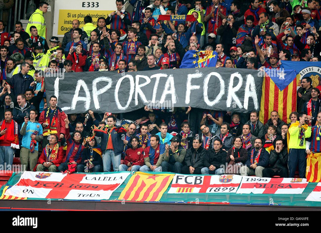 Manchester barcelona old trafford fans hi-res stock photography and ...