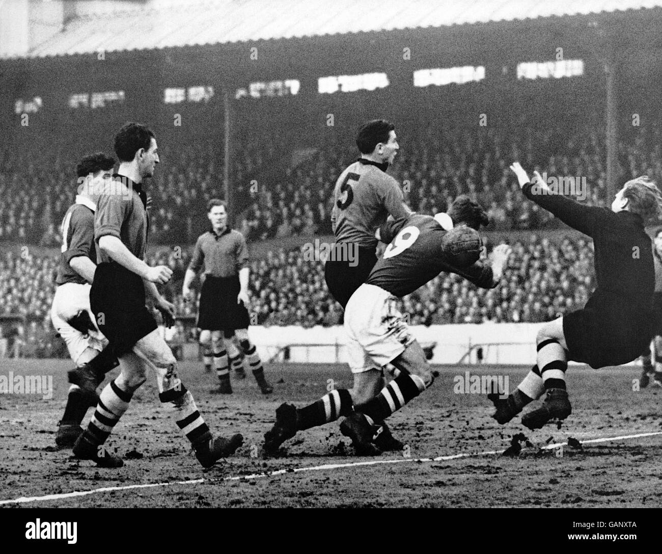 Chelsea's Roy Bentley (second r) gets between Wolverhampton Wanderers ...