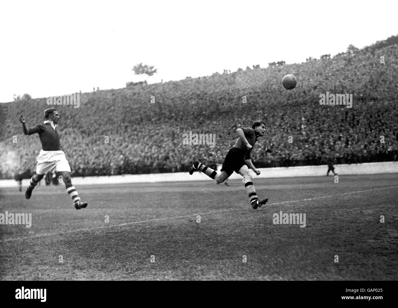 Wolverhampton wanderers roy swinbourne gets header in at goal hi-res ...