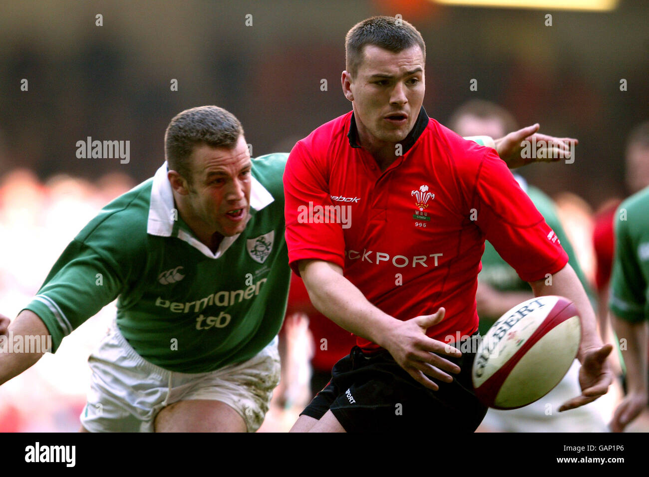 Rugby tackle from behind hi-res stock photography and images - Alamy