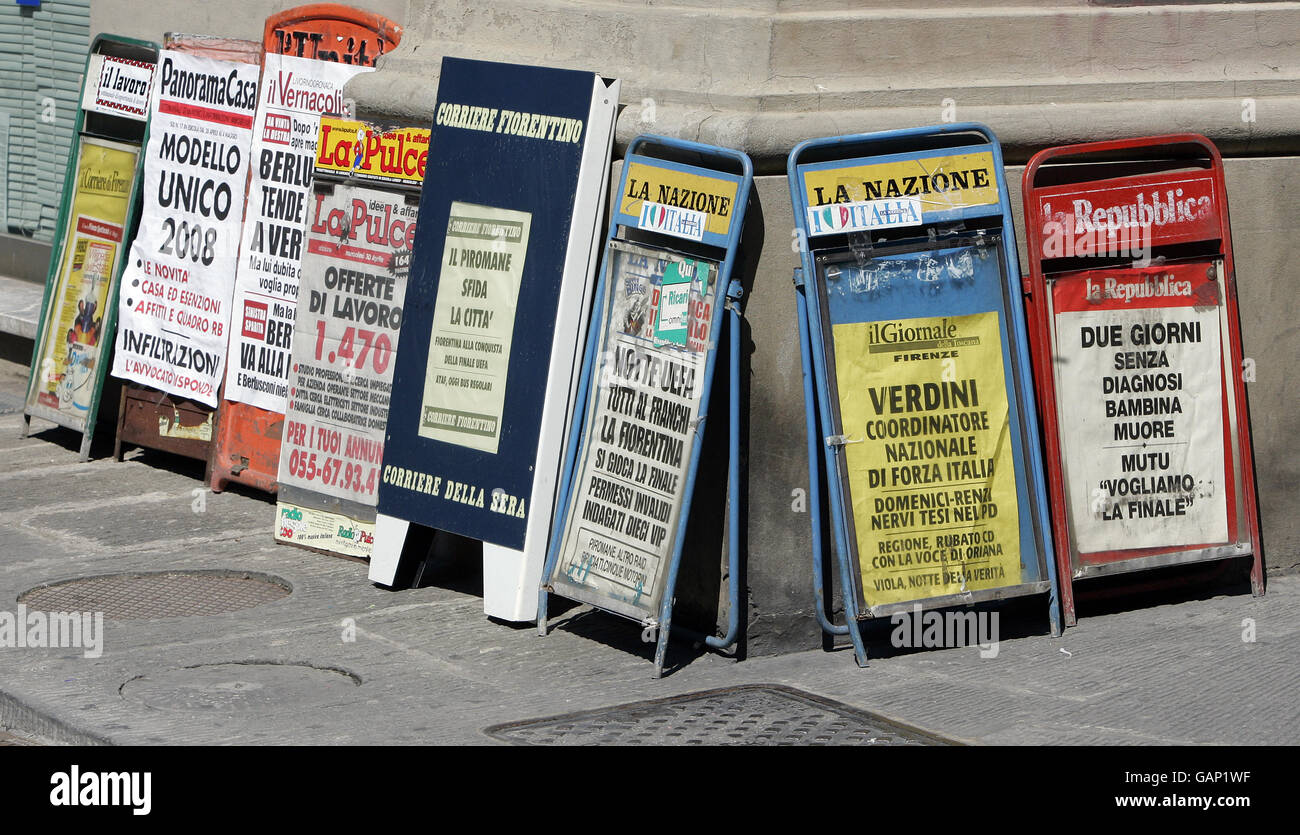 Newspaper stands hi-res stock photography and images - Alamy