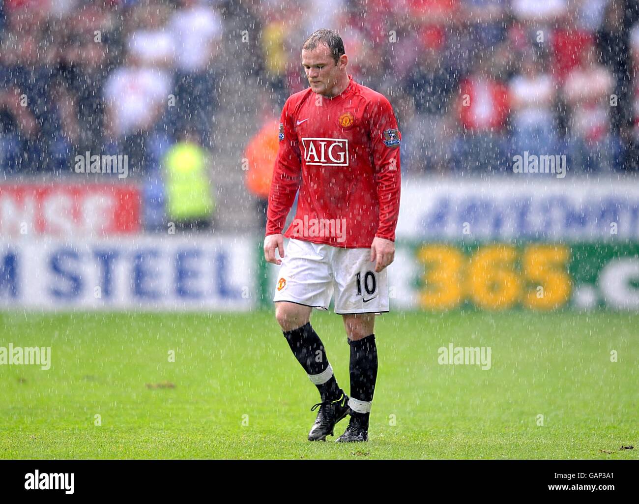 Manchester United's Wayne Rooney stands in heavy rain Stock Photo - Alamy