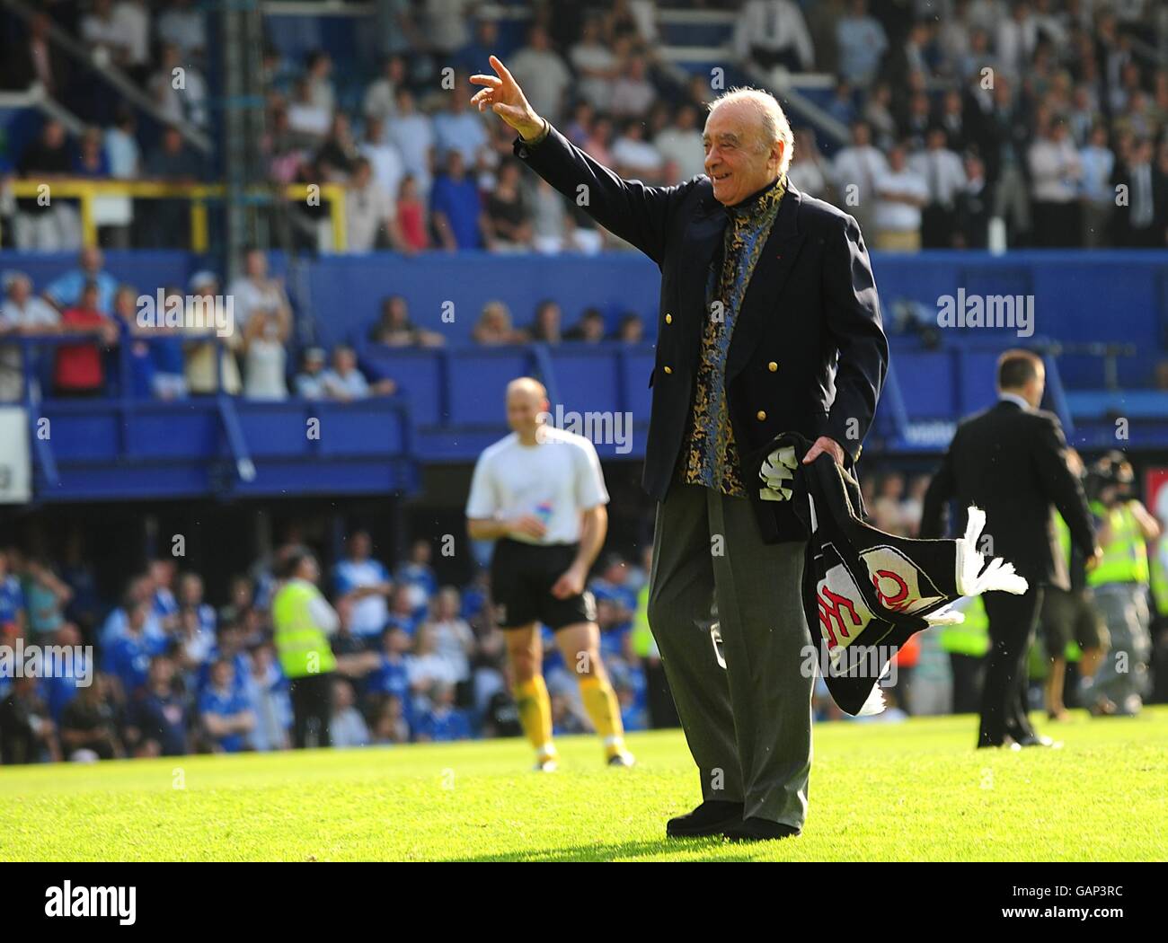 Fulham owner Mohamed Al-Fayed celebrates after the final whistle Stock ...