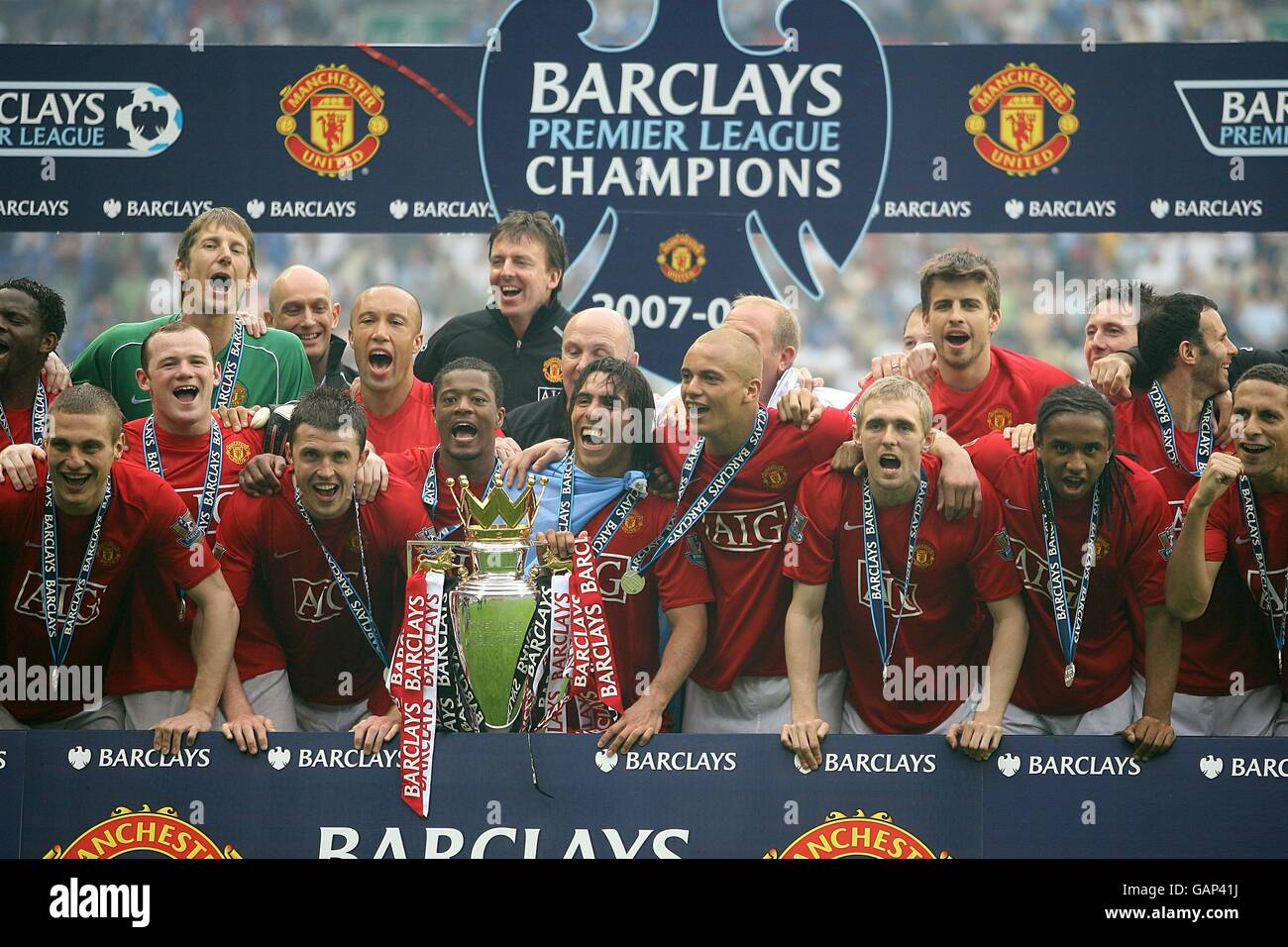 Manchester United players with the Premier League trophy Stock Photo ...