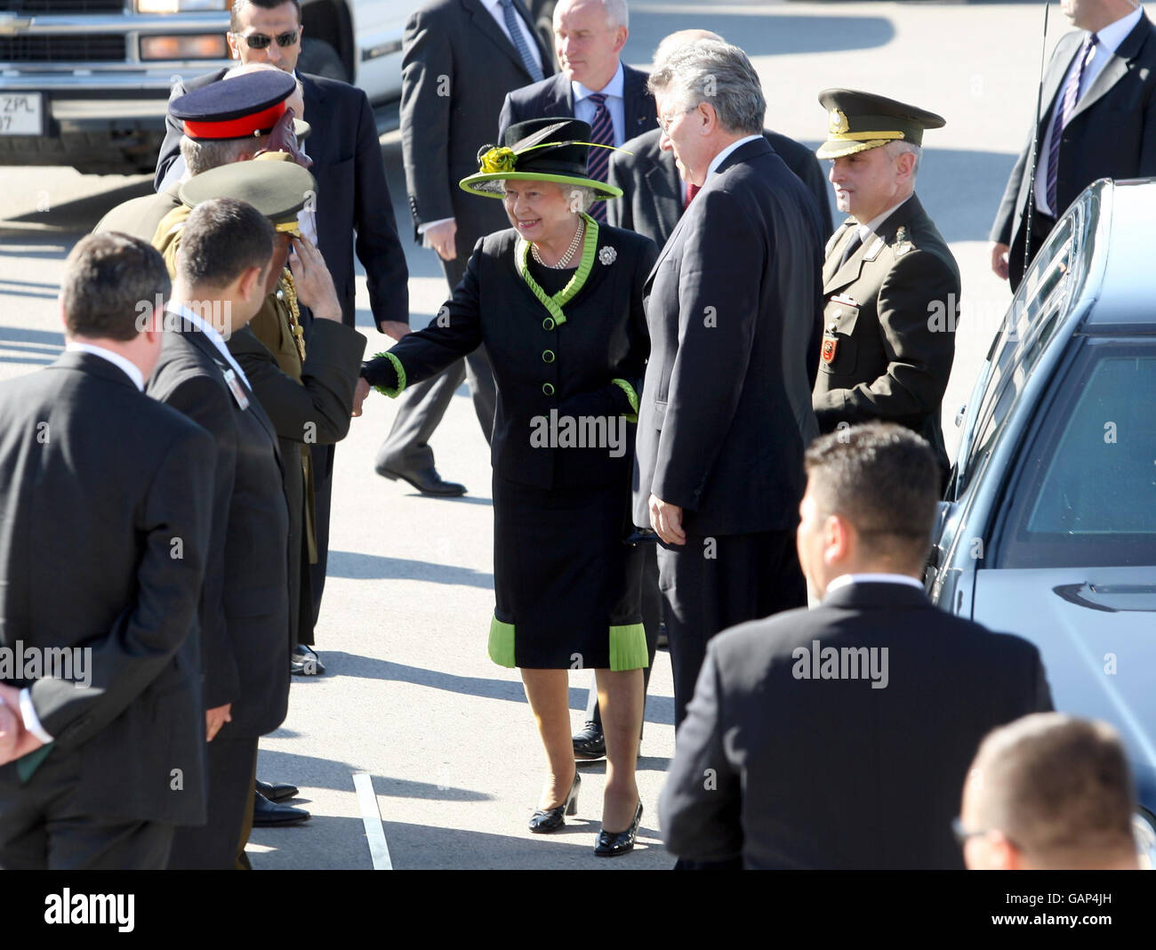 Queen elizabeth ii welcomed by ministers dignitaries arrives anitkabir hi-res stock photography ...