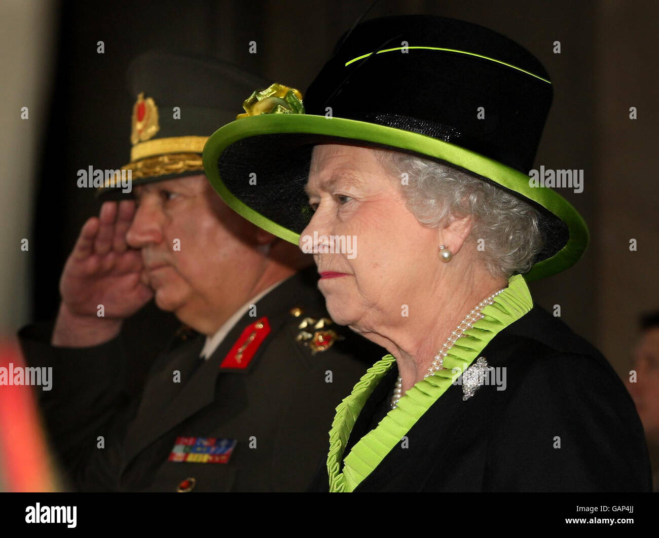 Queen elizabeth ii during a wreath laying ceremony at anitkabir hi-res ...