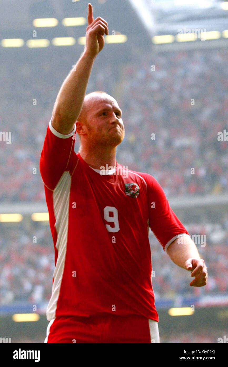 Wales' John Hartson celebrates scoring their third goal Stock Photo - Alamy