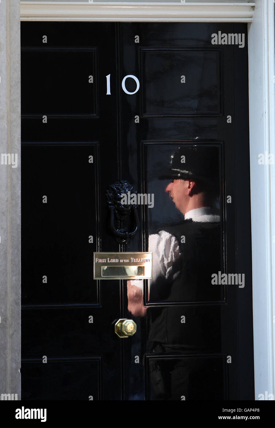 Number 10 downing street front door hi-res stock photography and images ...