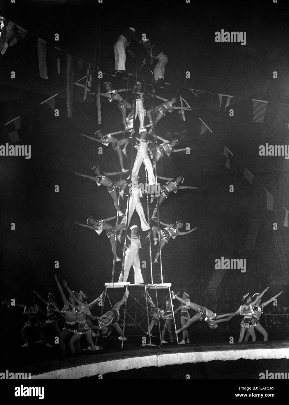 Entertainment - Tom Arnold's Circus - Harringay Arena Stock Photo - Alamy