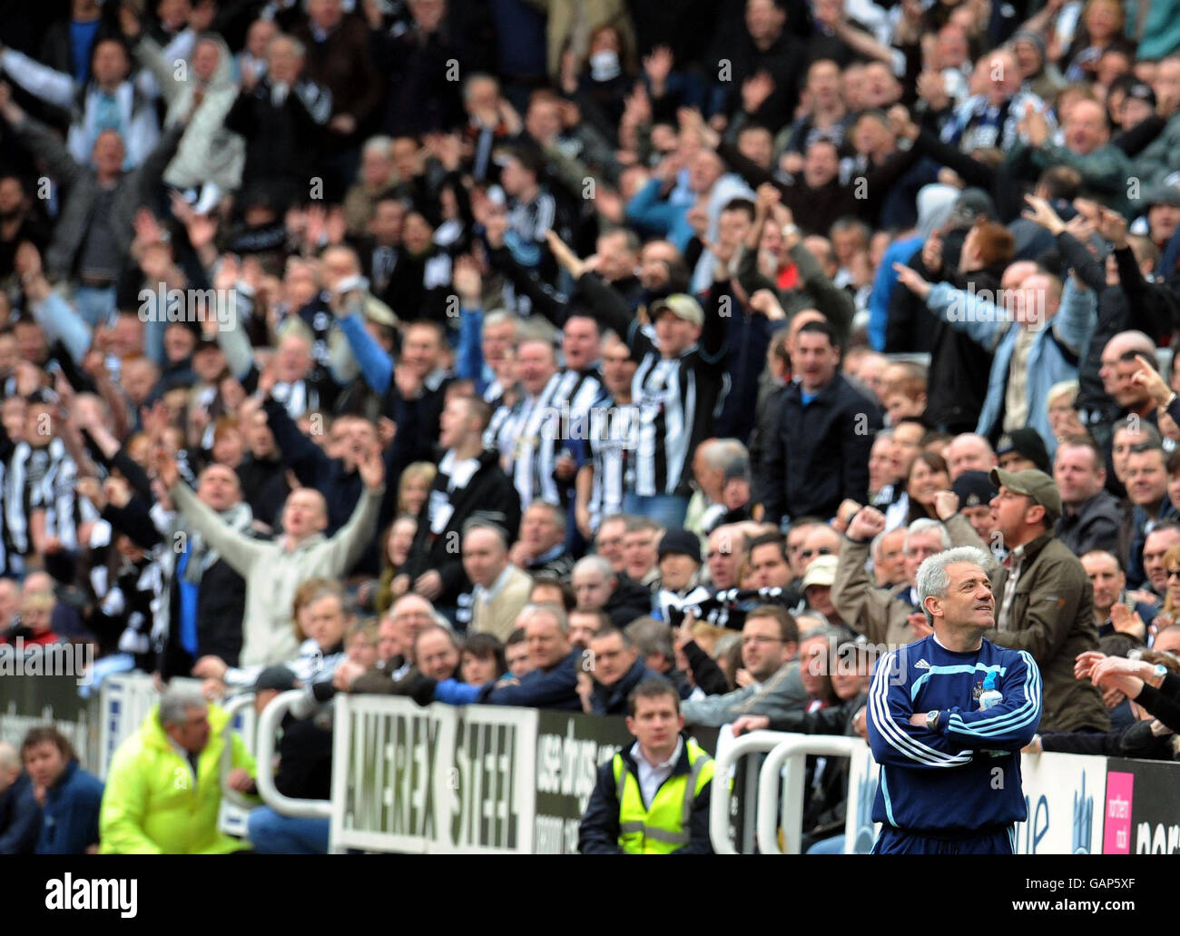 St james park newcastle united crowd hi-res stock photography and ...