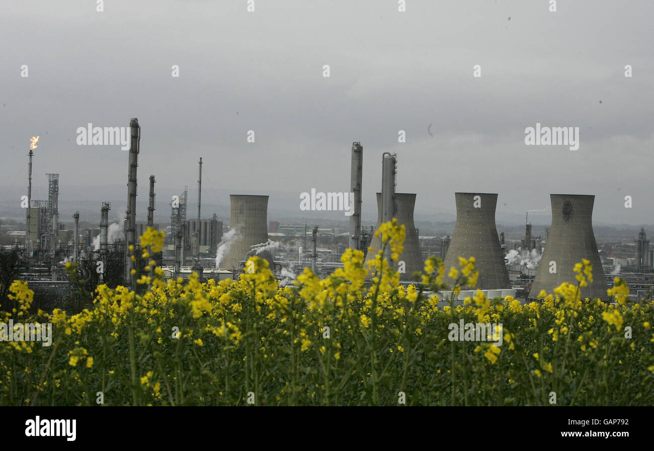 Oil refinery strike. Pictured is INEOS refinery at Grangemouth ...